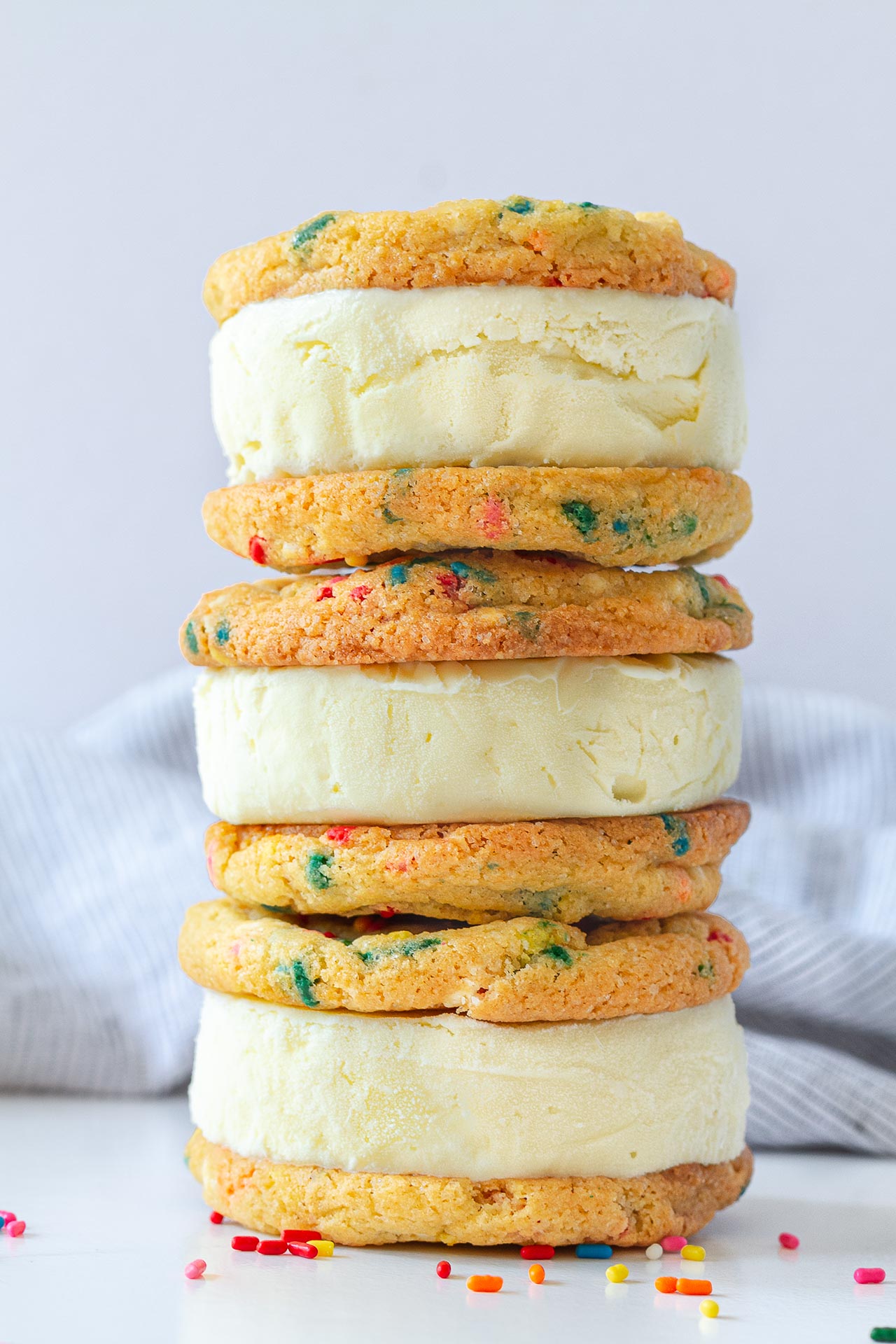 SÁNDWICH DE GALLETA CON HELADO DE CUMPLEAÑOS – Crudo&Cocido